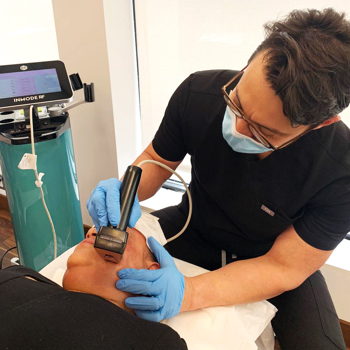 Plastic surgeon in Montreal - Dr David Mok Surgery Clinic in Westmount